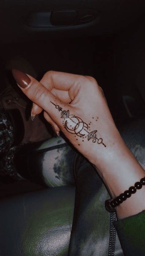 22 Henna Designs Inspired By The Night Sky Boho Inspired Hand