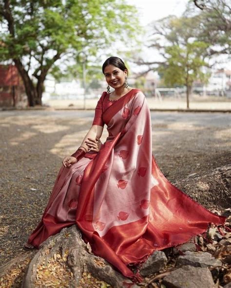 Traditional And Modern Saree Poses For Girls At Home