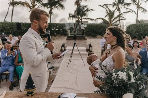 Noiva Amamenta Filho Durante Casamento E Conquista A Internet