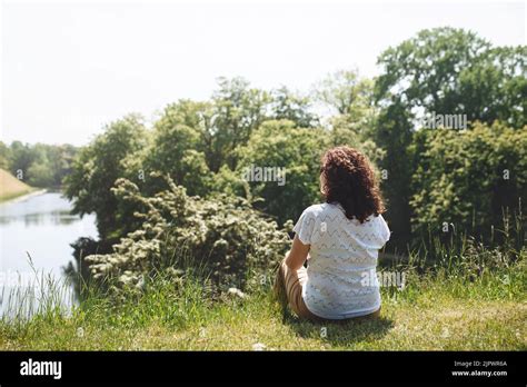 Rückansicht Girl Traveler Sitzt Auf Grünem Gras Und Blickt Auf See Und