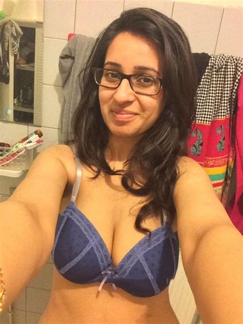 Hot Desi Girl Scrolller