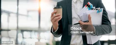 큰 서류 더미를 들고 양복을 입은 사업가와 복사 공간이있는 사무실에 서있는 커피 컵 문서 검사 및 관리 경영자에 대한 스톡 사진 및 기타 이미지 Istock