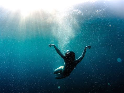 Dreamlike Underwater Nude Portraits Fubiz Media