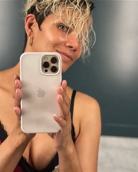 Small Beauty Sun Halle Berry Selfie