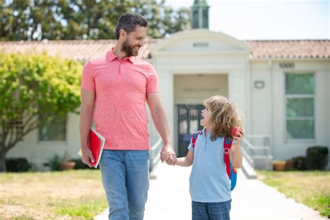 Padre E Hijo Caminando Por El Parque Escolar Padre E Hijo Van A La