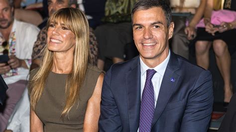 La Familia De Pedro Sánchez Begoña Gómez Sus Hijas Sus Padres Y Su
