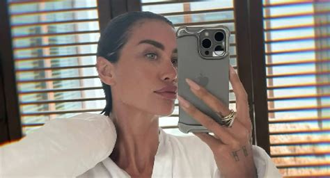 Jamie Vaes Laat Haar Lichaam Van Top Tot Teen Onderzoeken En Het