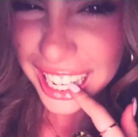 Girl Biting Her Lip Mordendo O Lábio Criar Video Com Fotos Mulheres
