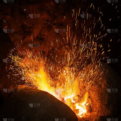 黑色背景上的火花