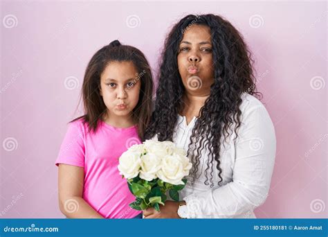Moeder En Jonge Dochter Met Bouquet Witte Bloemen Die Wangen Met Een