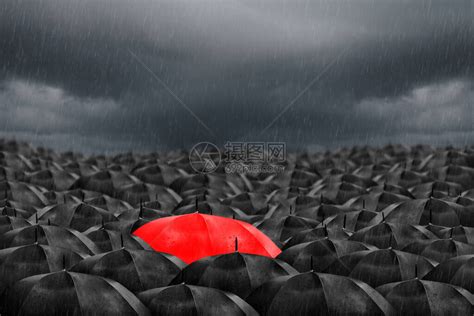 在大量的黑色雨伞中的彩色雨伞高清图片下载 正版图片503770281 摄图网