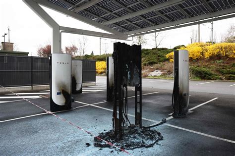 Une Cible Politique Incendies Menaces La Vague Anti Tesla