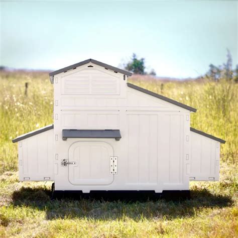 Snap Lock Formex Chicken Coop Large White Up To 8 Chickens Stock