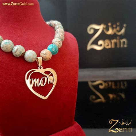 پلاک طلا اسم Mom کادوی مناسب روز مادر طلای زرین گالری خرید طلا
