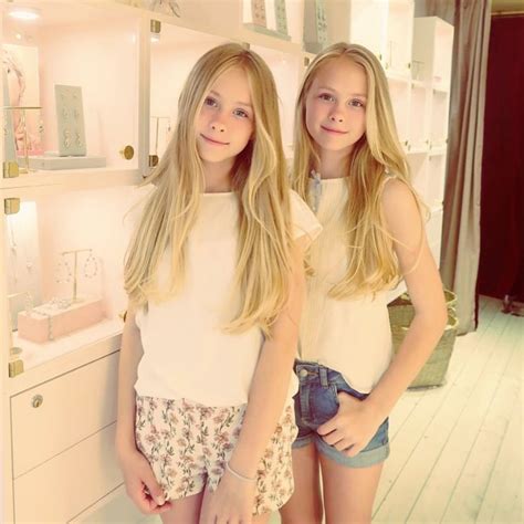 Iza And Elle Cryssanthander Gemelli Donne Bionde Moda