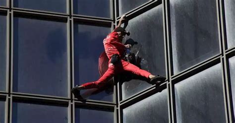 Video A Sus 60 Años Cumplió El Sueño De Ser Spiderman Y Subió A Un Edificio De París Viral