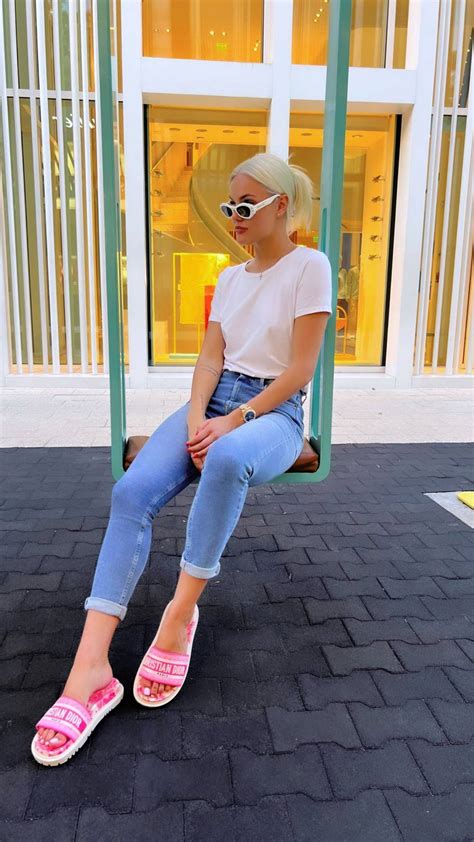 Sofya Zhuk Scrolller