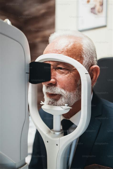 Foto Elegante Hombre Mayor Barbudo Que Recibe Tratamiento Oftalmológico Médico Oftalmólogo
