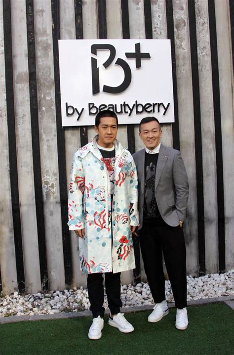 张博宇现身国际时装周秀场 花哨白大褂惹眼抢镜 每日头条