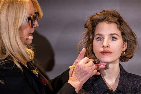 The Masterclass Beauty Legend Val Garland Breaks Down Two Of Springs Hottest Makeup Trends