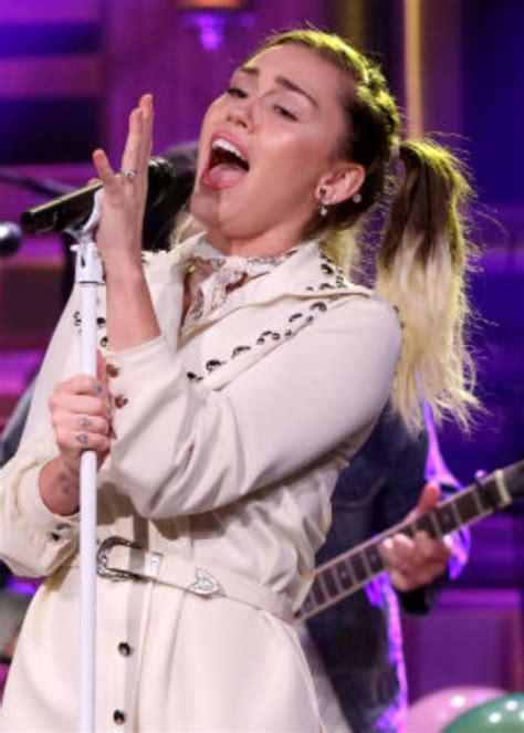 Halo Hair Colour Trend Miley Cyrus Has Revived Two Toned Hair Beauty