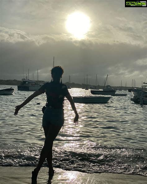 Taapsee Pannu Instagram The Full Crew 🧜‍♀️👯‍♀️🕺🏻👯‍♀️ Travelog