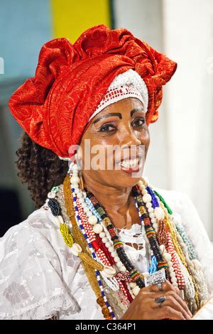 Die Traditionelle Lateinamerikanische Frau Trägt Einen Roten Poncho Und Einen Hut Von Hinten