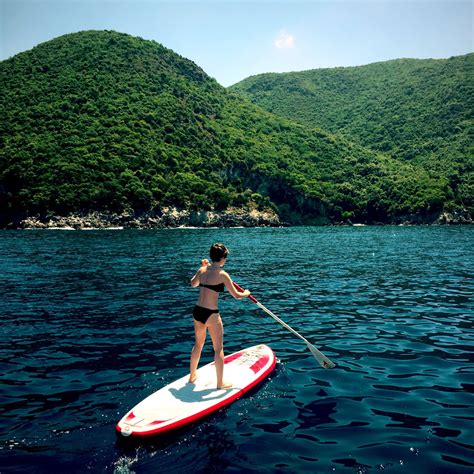 Голая Эбби Корниш на фото