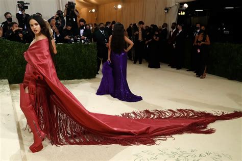 Los Otros ‘looks De Rosalía En La Met Gala Del Mantón De Rick Owens A