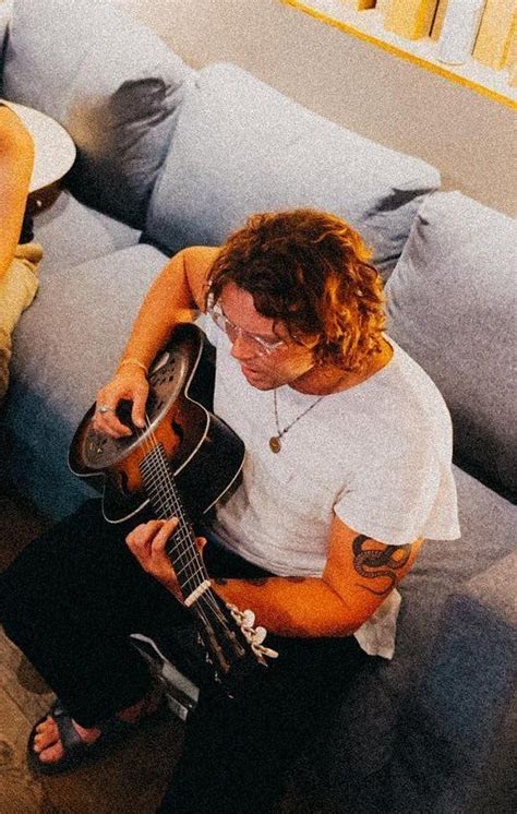 Pin By Alexandrajkb Woodmass On B Ashton Ashton Irwin Cute Celebrity Singers 5sos Pictures