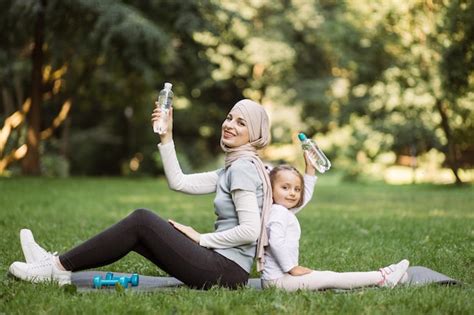 Premium Photo Arab Mom And Her Daughter Sitting On Gray Carrymat In
