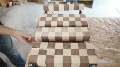 Proceso De Encolado De Madera En Planta De Producción Carpintero Aplicando Pegamento Para