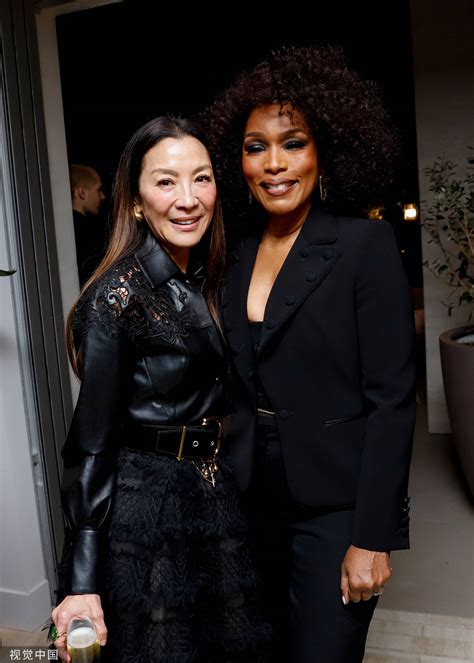 61岁杨紫琼办私人晚宴状态佳 穿黑色长裙气场全开