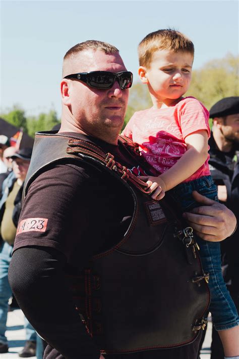 Горілка байкери та Катюша Як росіяни відсвяткували 9 травня у Берліні — Bird In Flight