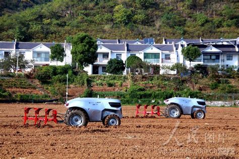 湖北十堰：智慧农机 慧”种田 人民图片网