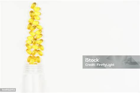 Omega 3 Cápsulas Amarillas Con Frasco Sobre Fondo Blanco Foto De Stock
