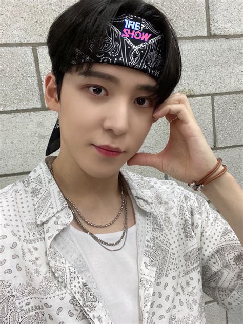 The Show On Twitter 울 윤호 콧대 올라가서 야~~호‼️ 외치면 메아리 99323km 밖에까지 울릴 것 같은데•• 또 볼은 말랑콩떡푸더덩 이런 행복이