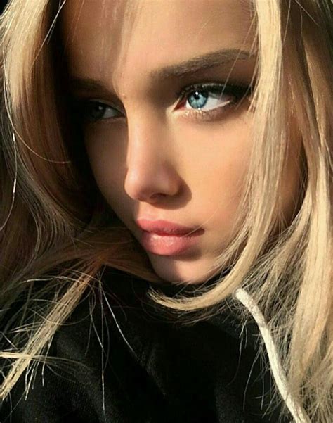 Эро Фото Девушки с голубыми глазами