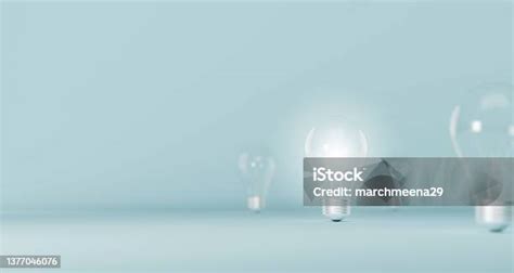 전구는 밝은 파란색 배경의 전구 중에서 발현합니다 창의적인 아이디어와 혁신의 개념 독특하고 다른 생각 개인과 군중에서 눈에 띄는 3d 일러스트레이션 개념에 대한 스톡 사진