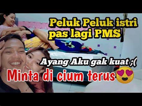 PRANK PELUK PELUK ISTRI PAS LAGI PMS !! LANGSUNG MINTA DICIUM TERUS !? - YouTube