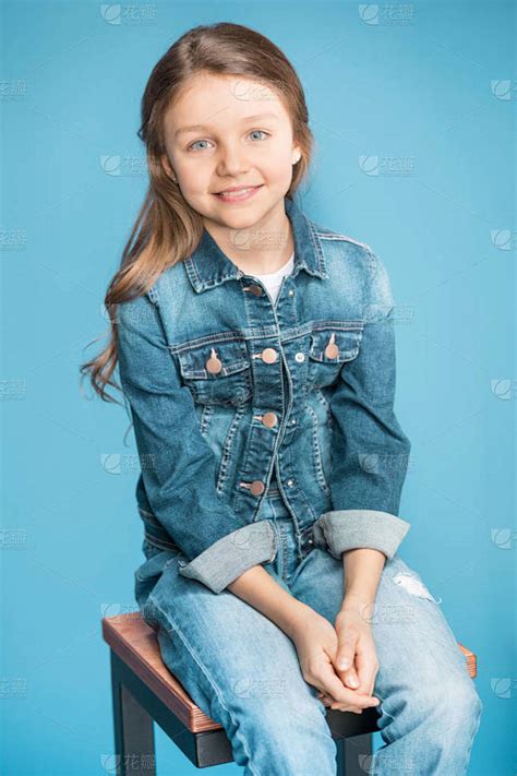 坐在凳子上的女孩