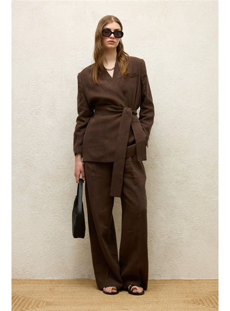 بني داكن بنطال