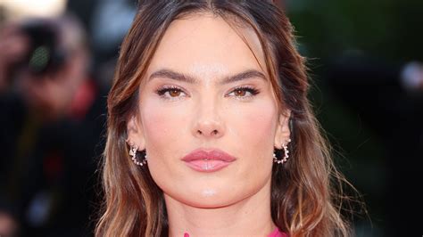 Alessandra Ambrosio Das Modelträgt Den Modetrend Auf Dem Roten Teppich