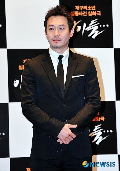 포즈 취하는 배우 박용우