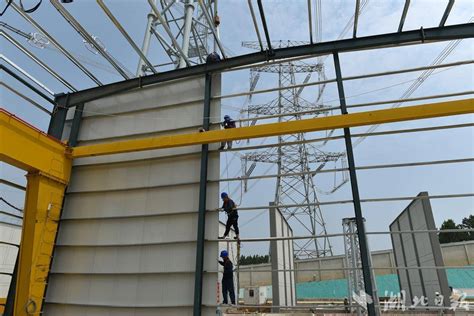 让安全渗入每一个角落——武汉1000千伏变电站见闻施工人员支架作业点