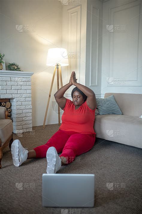身材丰满的非裔美国女性正在上在线瑜伽课