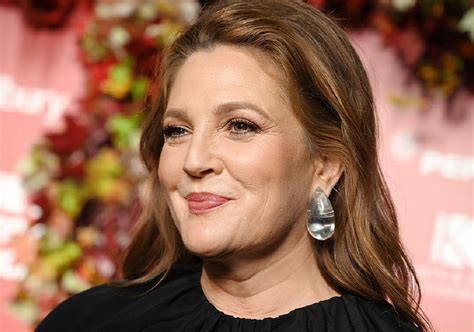 Hebrew News דרו ברימור על תקופת הדייטינג ״אני נאבקת עם זה זה לא בא לי טבעי״