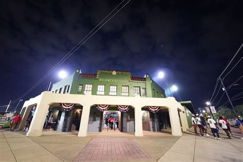Watch San Francisco Giants Players Share Moment With Negro Leagues