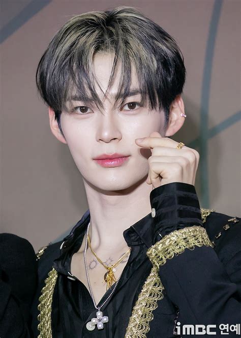 포토 성한빈 금빛 포인트 헤어