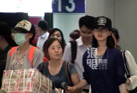 刘诗诗素颜潮装回京 与女助理一路热聊新浪图片